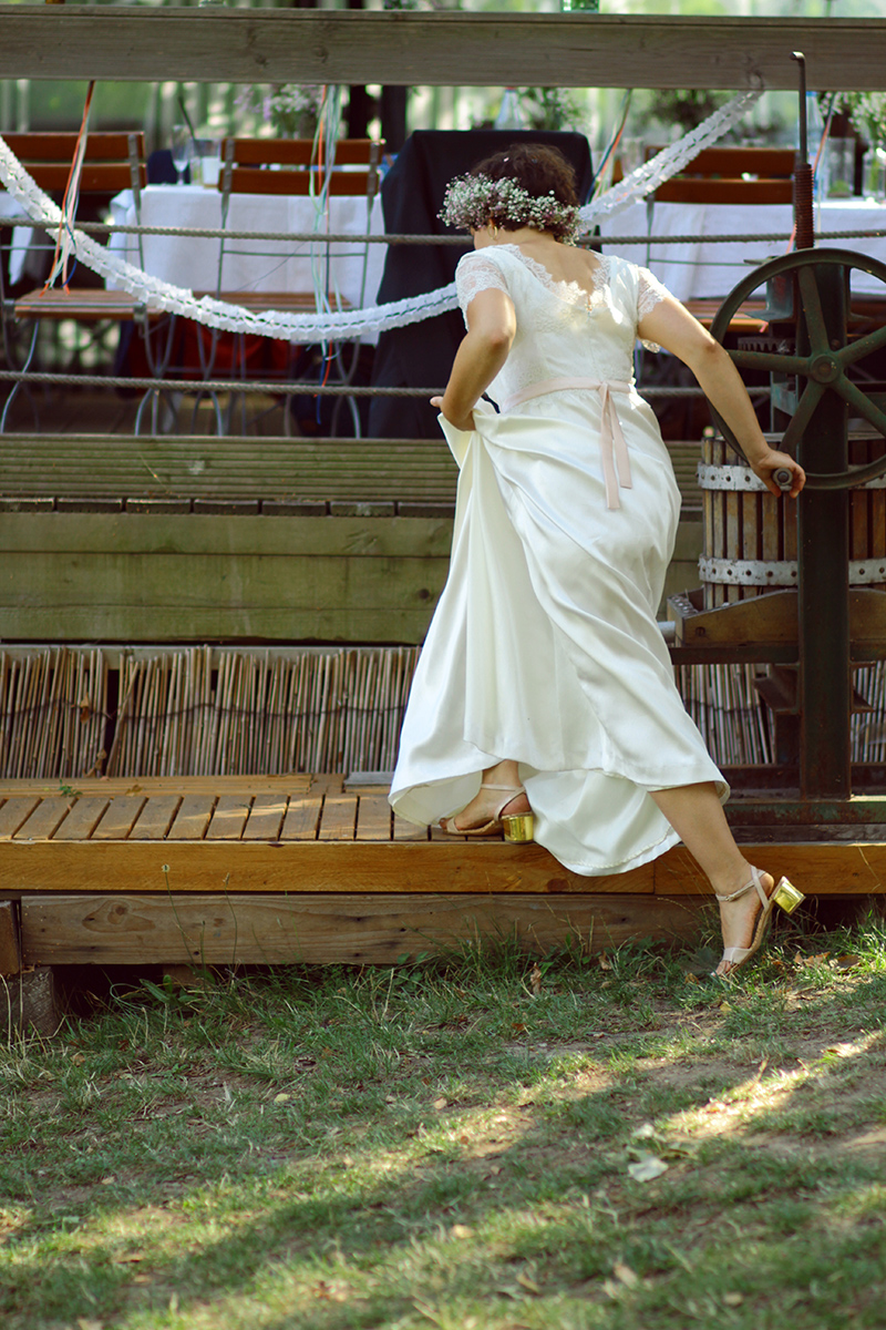 #Schleifenfängerbraut: Jule heiratet im zarten Spitzenkleid mit ...